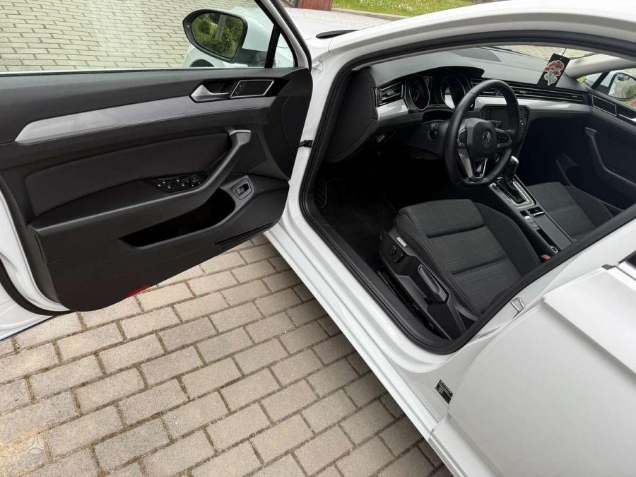 White Volkswagen Passat 2020 in Vilnius, with an engine capacity of 1.97 L and mileage of 149 thousand km for 14500 €, photo 7 on AUTOMOTO.COM.LV