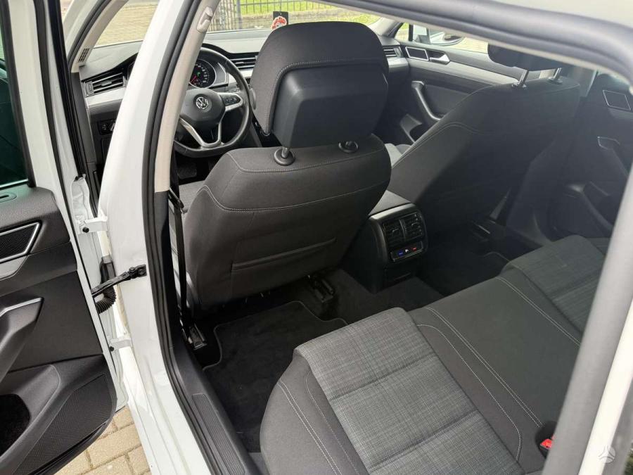 White Volkswagen Passat 2020 in Vilnius, with an engine capacity of 1.97 L and mileage of 149 thousand km for 14500 €, photo 13 on AUTOMOTO.COM.LV