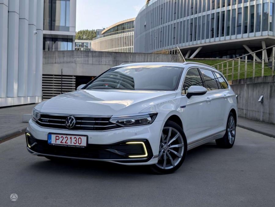 White Volkswagen Passat 2020 in Vilnius, with an engine capacity of 1.40 L and mileage of 184 thousand km for 15700 €, photo 1 on AUTOMOTO.COM.LV
