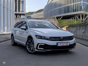 White Volkswagen Passat 2020 in Vilnius, with an engine capacity of 1.40 L and mileage of 184 thousand km for 15700 €, photo 3 on AUTOMOTO.COM.LV
