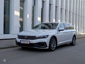 White Volkswagen Passat 2020 in Vilnius, with an engine capacity of 1.40 L and mileage of 184 thousand km for 15700 €, photo 4 on AUTOMOTO.COM.LV