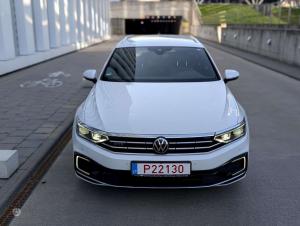 White Volkswagen Passat 2020 in Vilnius, with an engine capacity of 1.40 L and mileage of 184 thousand km for 15700 €, photo 5 on AUTOMOTO.COM.LV