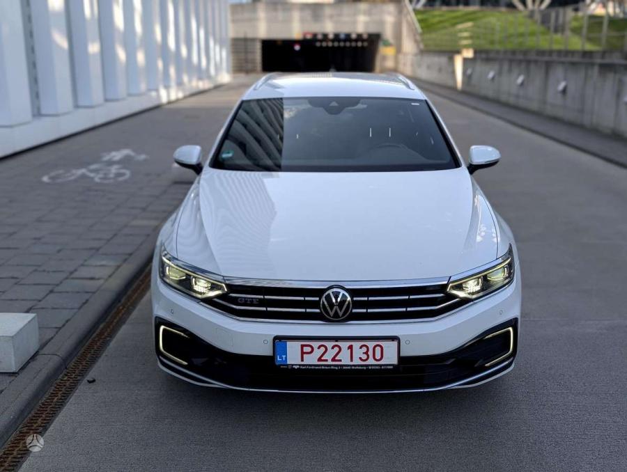 White Volkswagen Passat 2020 in Vilnius, with an engine capacity of 1.40 L and mileage of 184 thousand km for 15700 €, photo 5 on AUTOMOTO.COM.LV