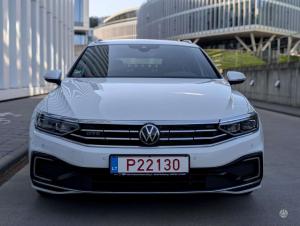 White Volkswagen Passat 2020 in Vilnius, with an engine capacity of 1.40 L and mileage of 184 thousand km for 15700 €, photo 6 on AUTOMOTO.COM.LV