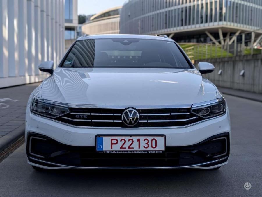 White Volkswagen Passat 2020 in Vilnius, with an engine capacity of 1.40 L and mileage of 184 thousand km for 15700 €, photo 6 on AUTOMOTO.COM.LV