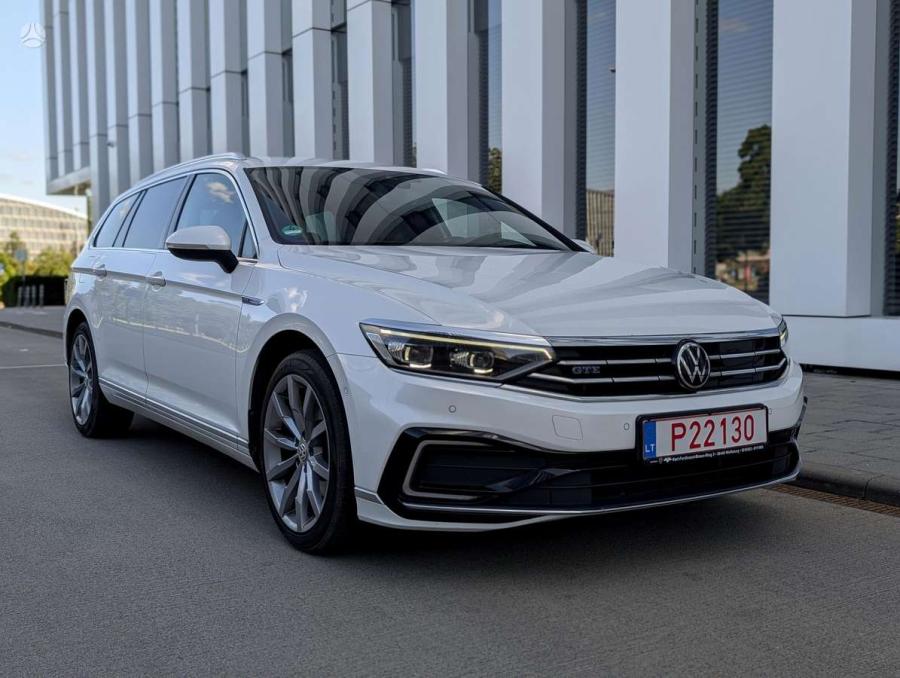 White Volkswagen Passat 2020 in Vilnius, with an engine capacity of 1.40 L and mileage of 184 thousand km for 15700 €, photo 7 on AUTOMOTO.COM.LV
