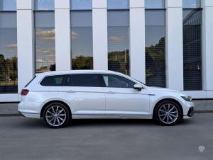White Volkswagen Passat 2020 in Vilnius, with an engine capacity of 1.40 L and mileage of 184 thousand km for 15700 €, photo 8 on AUTOMOTO.COM.LV