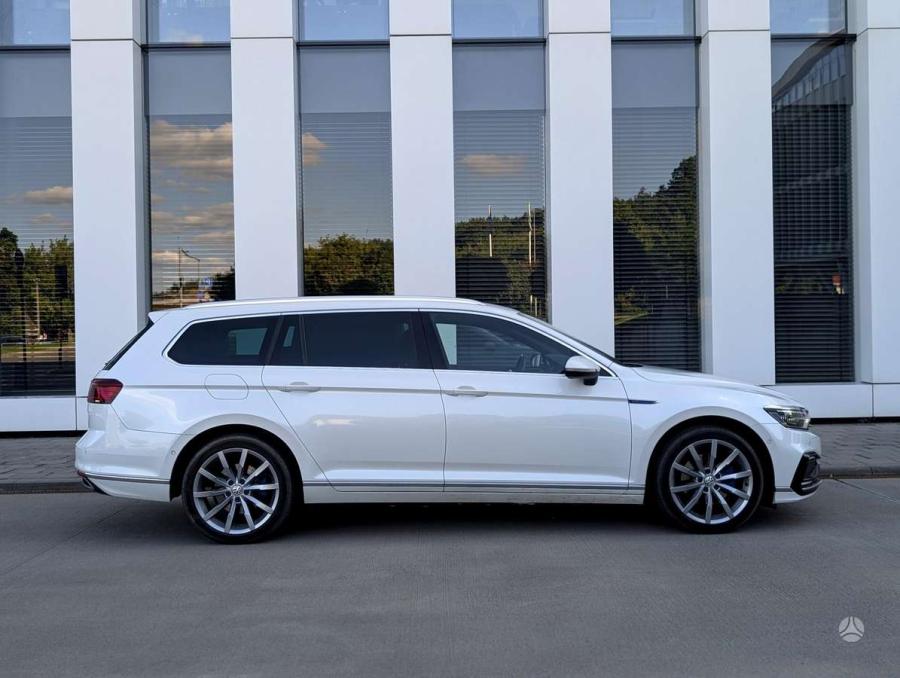 White Volkswagen Passat 2020 in Vilnius, with an engine capacity of 1.40 L and mileage of 184 thousand km for 15700 €, photo 8 on AUTOMOTO.COM.LV