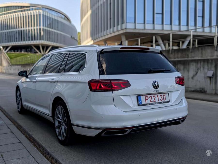 White Volkswagen Passat 2020 in Vilnius, with an engine capacity of 1.40 L and mileage of 184 thousand km for 15700 €, photo 10 on AUTOMOTO.COM.LV