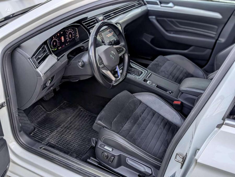 White Volkswagen Passat 2020 in Vilnius, with an engine capacity of 1.40 L and mileage of 184 thousand km for 15700 €, photo 14 on AUTOMOTO.COM.LV