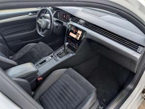 White Volkswagen Passat 2020 in Vilnius, with an engine capacity of 1.40 L and mileage of 184 thousand km for 15700 €, photo 15 on AUTOMOTO.COM.LV