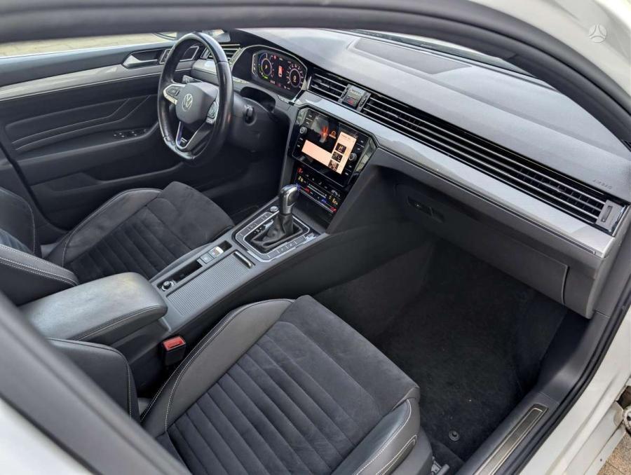 White Volkswagen Passat 2020 in Vilnius, with an engine capacity of 1.40 L and mileage of 184 thousand km for 15700 €, photo 15 on AUTOMOTO.COM.LV