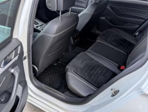 White Volkswagen Passat 2020 in Vilnius, with an engine capacity of 1.40 L and mileage of 184 thousand km for 15700 €, photo 16 on AUTOMOTO.COM.LV