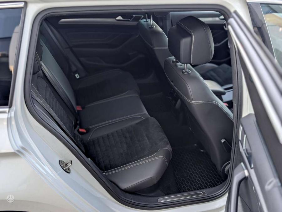 White Volkswagen Passat 2020 in Vilnius, with an engine capacity of 1.40 L and mileage of 184 thousand km for 15700 €, photo 17 on AUTOMOTO.COM.LV