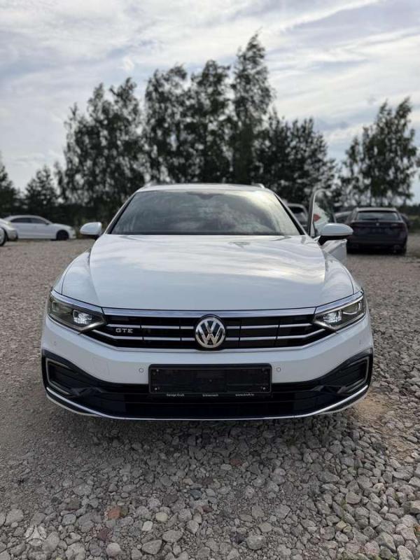 White Volkswagen Passat 2020 in Vilnius, with an engine capacity of 1.40 L and mileage of 171 thousand km for 15750 €, photo 3 on AUTOMOTO.COM.LV