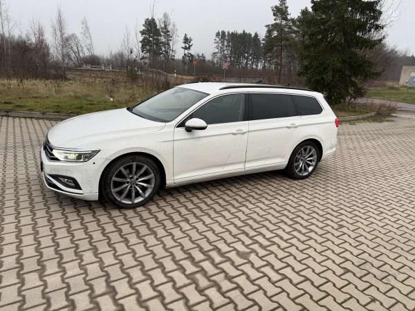 White Volkswagen Passat 2021 in Panevezys, with an engine capacity of 2.00 L and mileage of 288 thousand km for 9200 €, photo 1 on AUTOMOTO.COM.LV