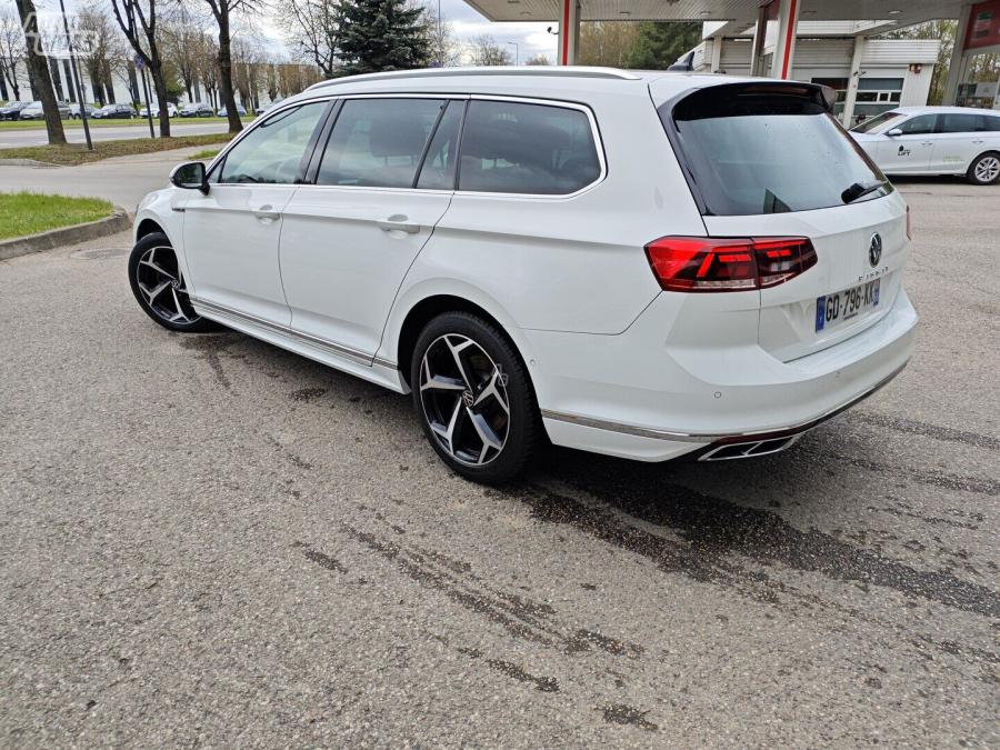 White Volkswagen Passat 2021 in Kaunas, with an engine capacity of 2.00 L and mileage of 269 thousand km for 14899 €, photo 4 on AUTOMOTO.COM.LV