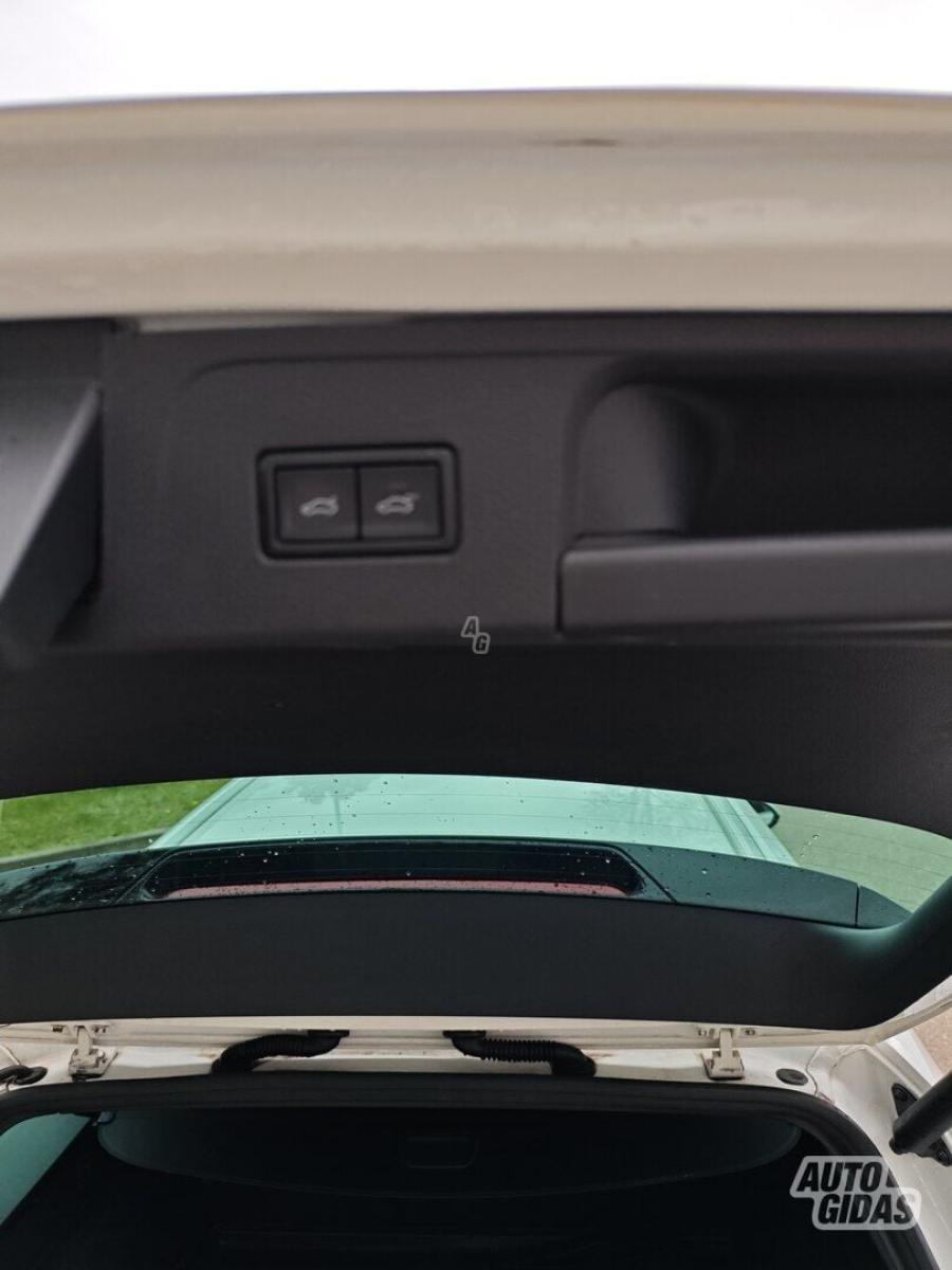 White Volkswagen Passat 2021 in Kaunas, with an engine capacity of 2.00 L and mileage of 269 thousand km for 14899 €, photo 6 on AUTOMOTO.COM.LV