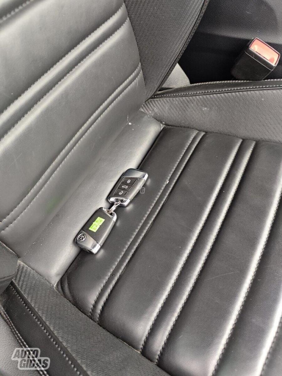 White Volkswagen Passat 2021 in Kaunas, with an engine capacity of 2.00 L and mileage of 269 thousand km for 14899 €, photo 8 on AUTOMOTO.COM.LV
