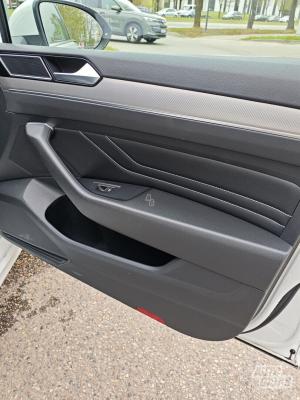 White Volkswagen Passat 2021 in Kaunas, with an engine capacity of 2.00 L and mileage of 269 thousand km for 14899 €, photo 10 on AUTOMOTO.COM.LV