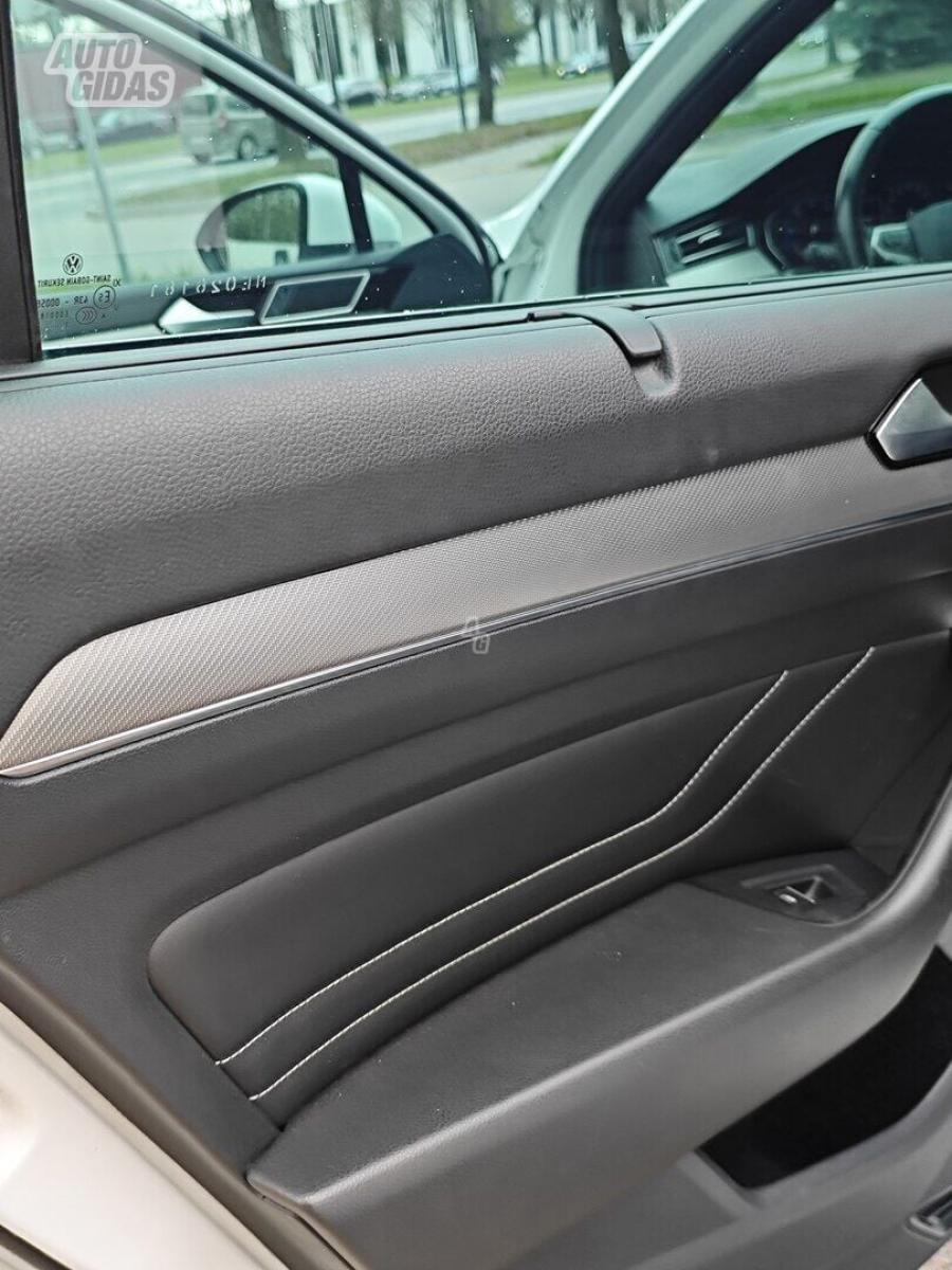 White Volkswagen Passat 2021 in Kaunas, with an engine capacity of 2.00 L and mileage of 269 thousand km for 14899 €, photo 19 on AUTOMOTO.COM.LV
