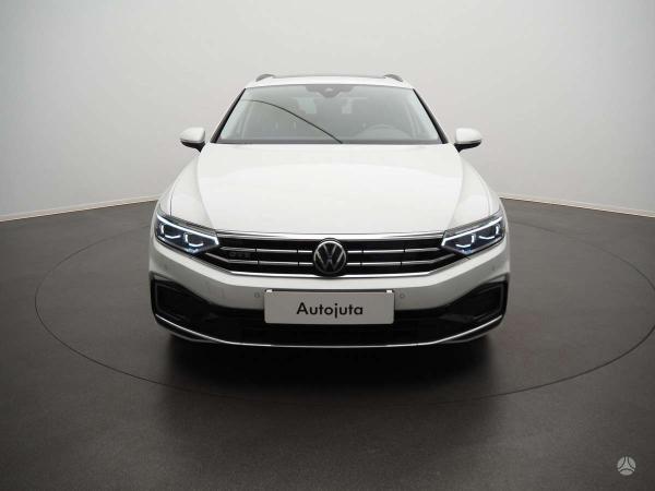 Balts Volkswagen Passat 2021 Viļņa, ar dzinēja tilpumu 1.40 L un nobraukumu 158 tūkst. km par 17500 €, foto 2 vietnē AUTOMOTO.COM.LV