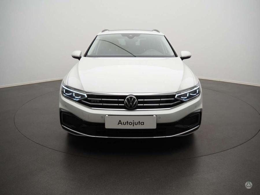 Balts Volkswagen Passat 2021 Viļņa, ar dzinēja tilpumu 1.40 L un nobraukumu 158 tūkst. km par 17500 €, foto 3 vietnē AUTOMOTO.COM.LV
