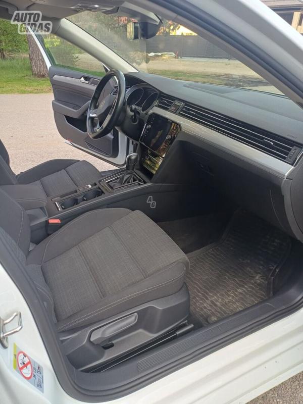 White Volkswagen Passat 2021 in Vilnius, with an engine capacity of 1.50 L and mileage of 140 thousand km for 15300 €, photo 8 on AUTOMOTO.COM.LV