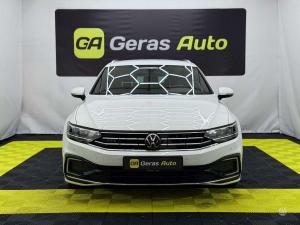 White Volkswagen Passat 2021 in Vilnius, with an engine capacity of 1.40 L and mileage of 156 thousand km for 20490 €, photo 8 on AUTOMOTO.COM.LV