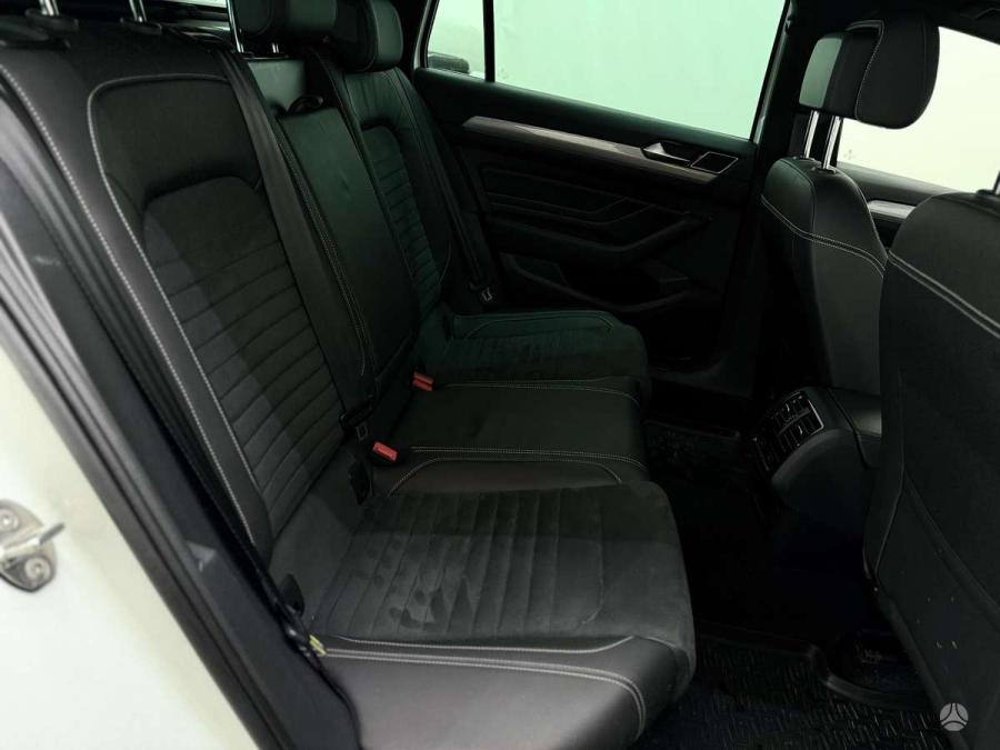 White Volkswagen Passat 2021 in Vilnius, with an engine capacity of 1.40 L and mileage of 156 thousand km for 20490 €, photo 15 on AUTOMOTO.COM.LV