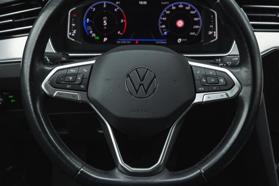 White Volkswagen Passat 2021 in Ventspils, with an engine capacity of 2.00 L and mileage of 160 thousand km for 19550 €, photo 18 on AUTOMOTO.COM.LV