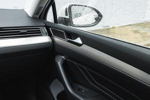 White Volkswagen Passat 2021 in Ventspils, with an engine capacity of 2.00 L and mileage of 160 thousand km for 19550 €, photo 38 on AUTOMOTO.COM.LV