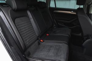 White Volkswagen Passat 2021 in Ventspils, with an engine capacity of 2.00 L and mileage of 160 thousand km for 19550 €, photo 39 on AUTOMOTO.COM.LV