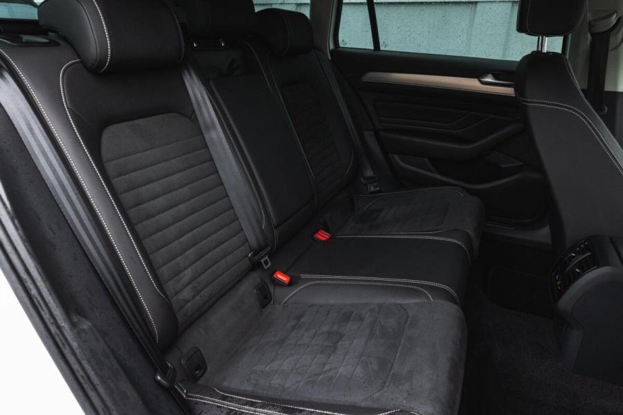 White Volkswagen Passat 2021 in Ventspils, with an engine capacity of 2.00 L and mileage of 160 thousand km for 19550 €, photo 39 on AUTOMOTO.COM.LV