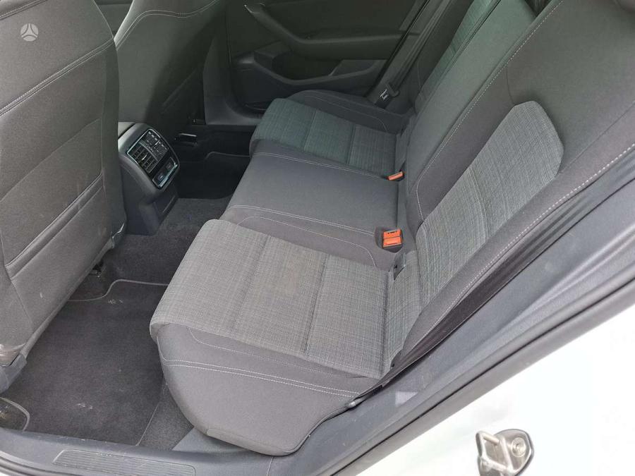 White Volkswagen Passat 2021 in Vilnius, with an engine capacity of 2.00 L and mileage of 230 thousand km for 13600 €, photo 11 on AUTOMOTO.COM.LV