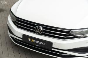 White Volkswagen Passat 2021 in Vilnius, with an engine capacity of 1.50 L and mileage of 141 thousand km for 15500 €, photo 4 on AUTOMOTO.COM.LV