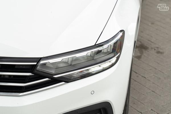 White Volkswagen Passat 2021 in Vilnius, with an engine capacity of 1.50 L and mileage of 141 thousand km for 15500 €, photo 4 on AUTOMOTO.COM.LV