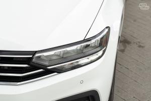 White Volkswagen Passat 2021 in Vilnius, with an engine capacity of 1.50 L and mileage of 141 thousand km for 15500 €, photo 5 on AUTOMOTO.COM.LV