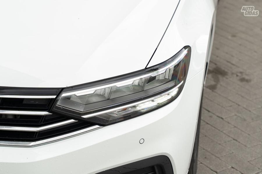 White Volkswagen Passat 2021 in Vilnius, with an engine capacity of 1.50 L and mileage of 141 thousand km for 15500 €, photo 5 on AUTOMOTO.COM.LV