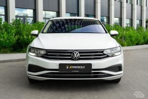 White Volkswagen Passat 2021 in Vilnius, with an engine capacity of 1.50 L and mileage of 141 thousand km for 15500 €, photo 6 on AUTOMOTO.COM.LV