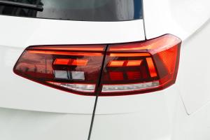 White Volkswagen Passat 2021 in Vilnius, with an engine capacity of 1.50 L and mileage of 141 thousand km for 15500 €, photo 13 on AUTOMOTO.COM.LV