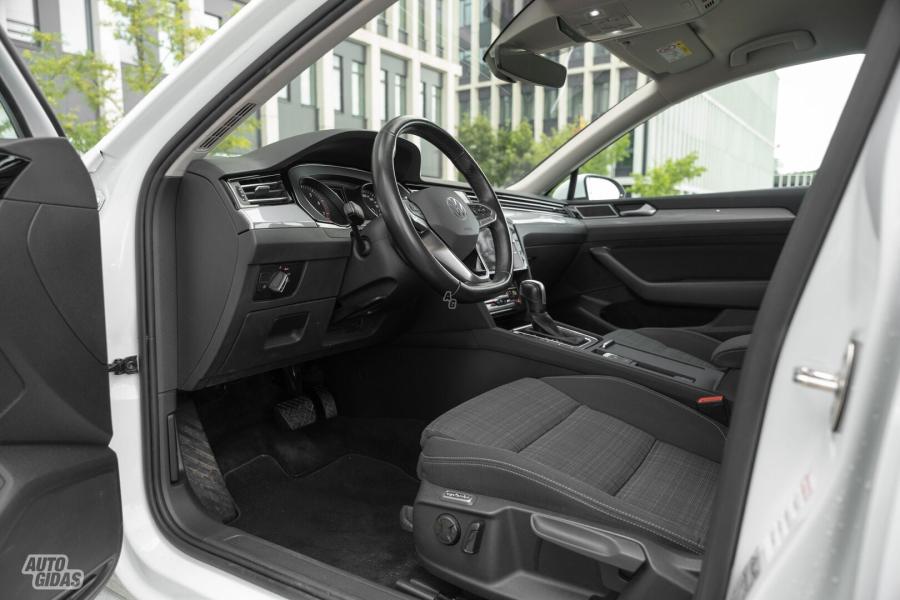 White Volkswagen Passat 2021 in Vilnius, with an engine capacity of 1.50 L and mileage of 141 thousand km for 15500 €, photo 15 on AUTOMOTO.COM.LV