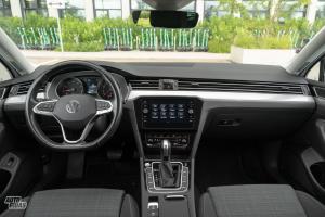 White Volkswagen Passat 2021 in Vilnius, with an engine capacity of 1.50 L and mileage of 141 thousand km for 15500 €, photo 16 on AUTOMOTO.COM.LV