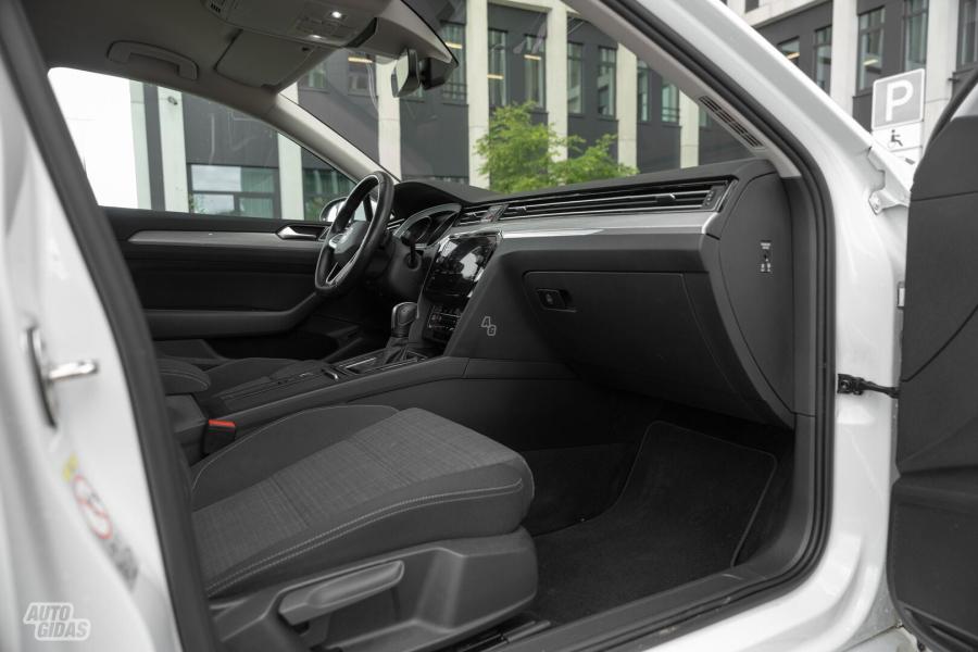 White Volkswagen Passat 2021 in Vilnius, with an engine capacity of 1.50 L and mileage of 141 thousand km for 15500 €, photo 17 on AUTOMOTO.COM.LV