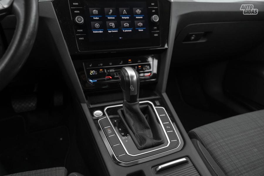White Volkswagen Passat 2021 in Vilnius, with an engine capacity of 1.50 L and mileage of 141 thousand km for 15500 €, photo 31 on AUTOMOTO.COM.LV