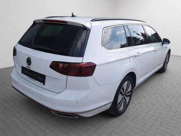 White Volkswagen Passat 2021 in Vilnius, with an engine capacity of 1.40 L and mileage of 129 thousand km for 18300 €, photo 2 on AUTOMOTO.COM.LV