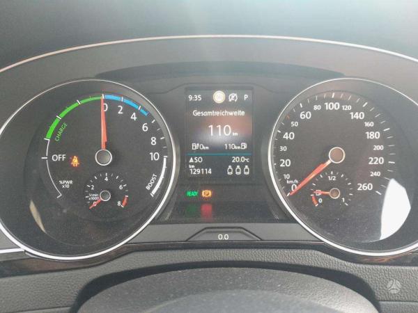 White Volkswagen Passat 2021 in Vilnius, with an engine capacity of 1.40 L and mileage of 129 thousand km for 18300 €, photo 6 on AUTOMOTO.COM.LV