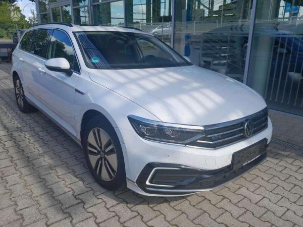 White Volkswagen Passat 2021 in Vilnius, with an engine capacity of 1.40 L and mileage of 129 thousand km for 18300 €, photo 7 on AUTOMOTO.COM.LV