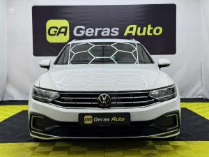 White Volkswagen Passat 2021 in Vilnius, with an engine capacity of 1.40 L and mileage of 156 thousand km for 20390 €, photo 3 on AUTOMOTO.COM.LV