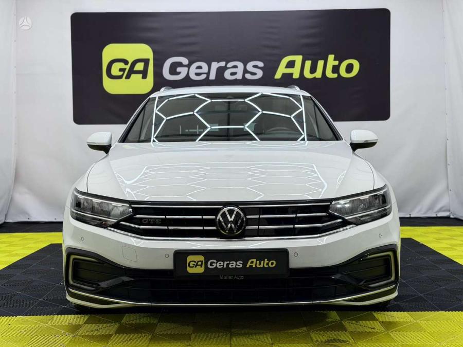 White Volkswagen Passat 2021 in Vilnius, with an engine capacity of 1.40 L and mileage of 156 thousand km for 20390 €, photo 3 on AUTOMOTO.COM.LV